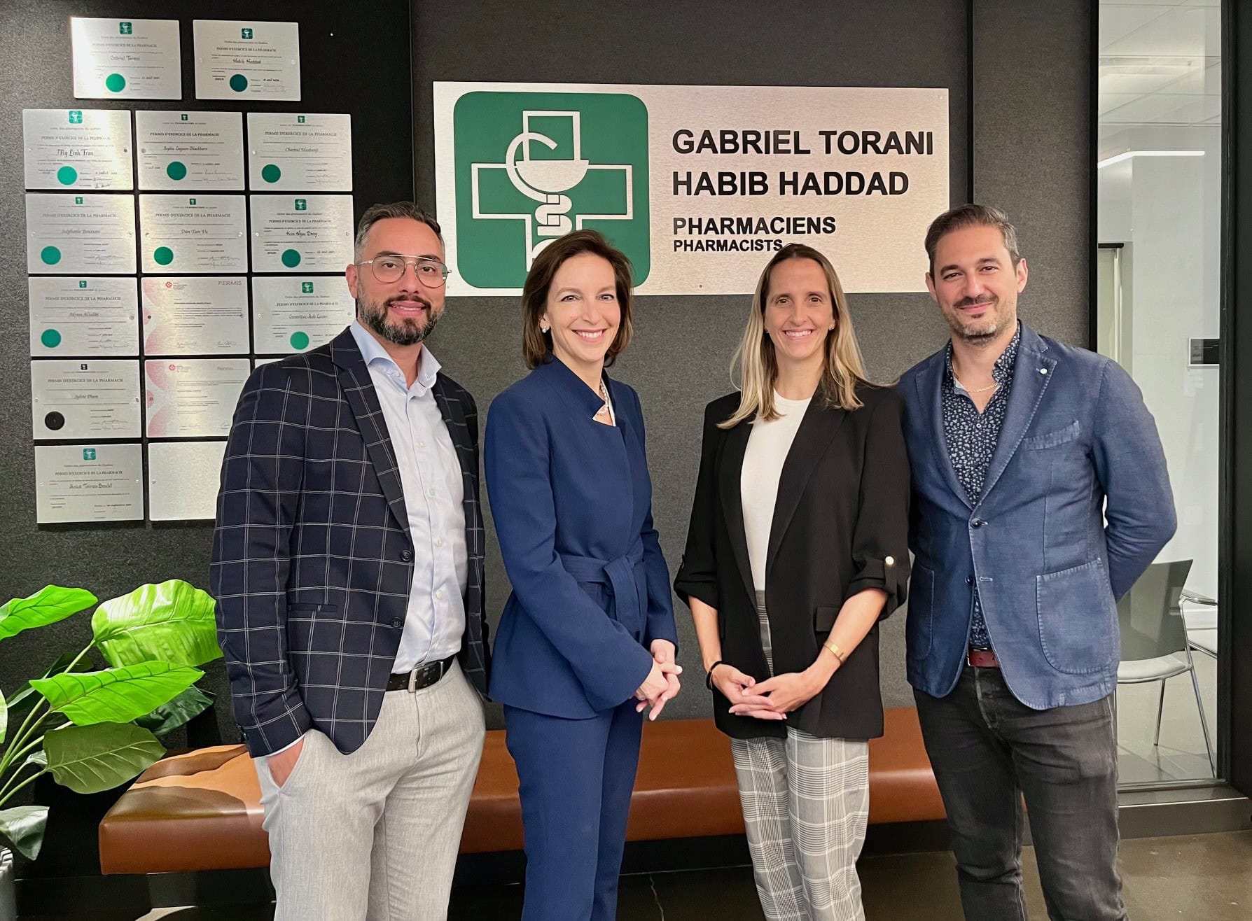 Visite de pharmacie avec Mme Michelle Setlakwe, députée de Mont-Royal ...